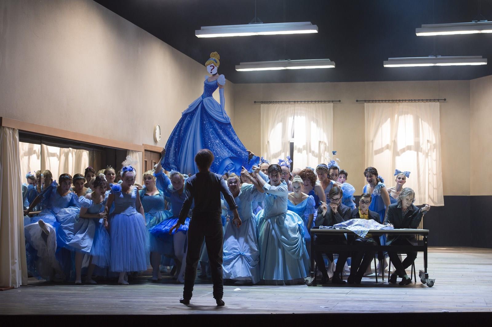 Hinter den Kulissen von Jules Massenets "Cendrillon" – Komische Oper ...