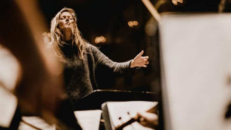 Barbara Hannigan dirigiert – Britten, Haydn und Stravinsky – FOYER